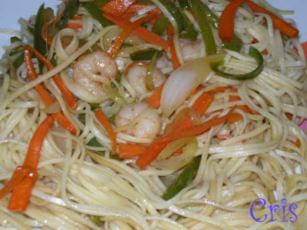 Receta de fideos de huevo con verduras y gambas fáciles