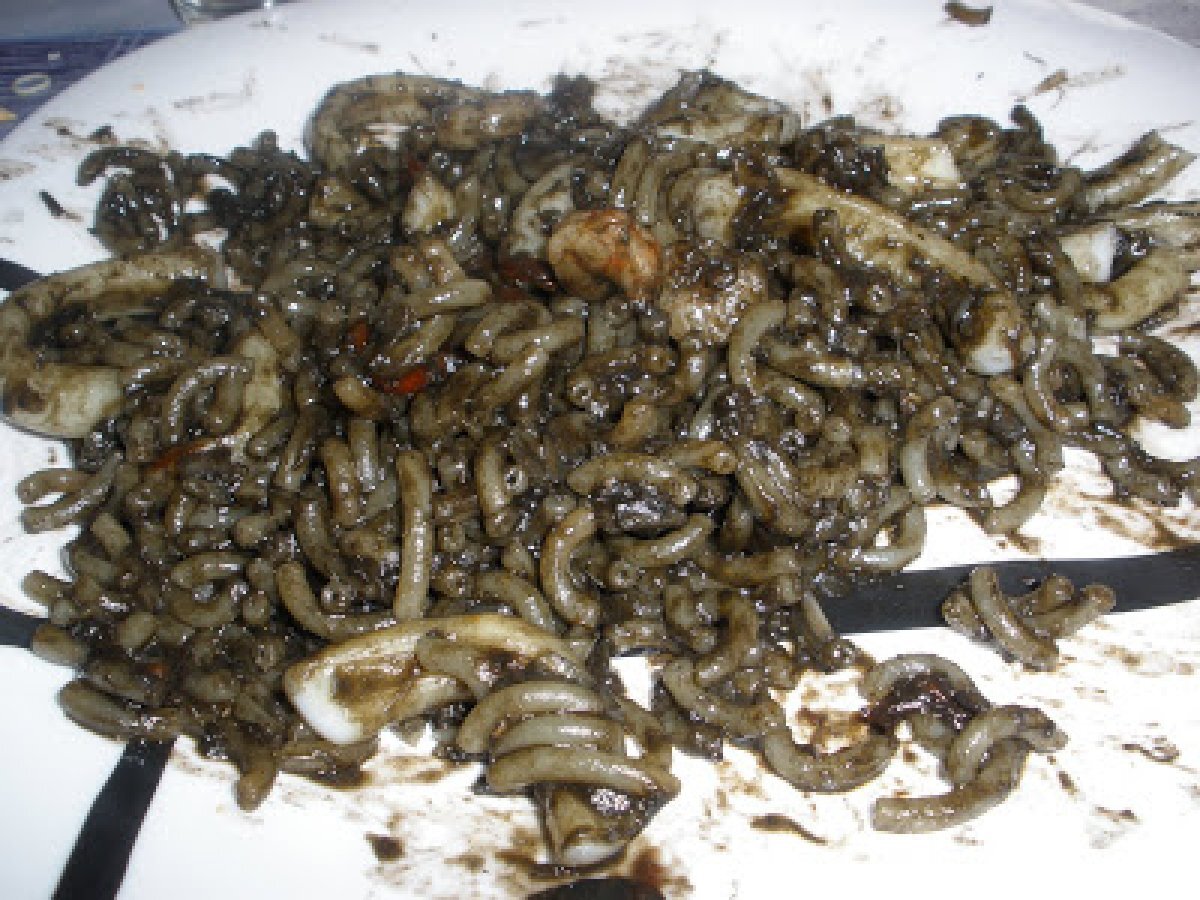 Receta de fideos negros con calamares fáciles y rápidos