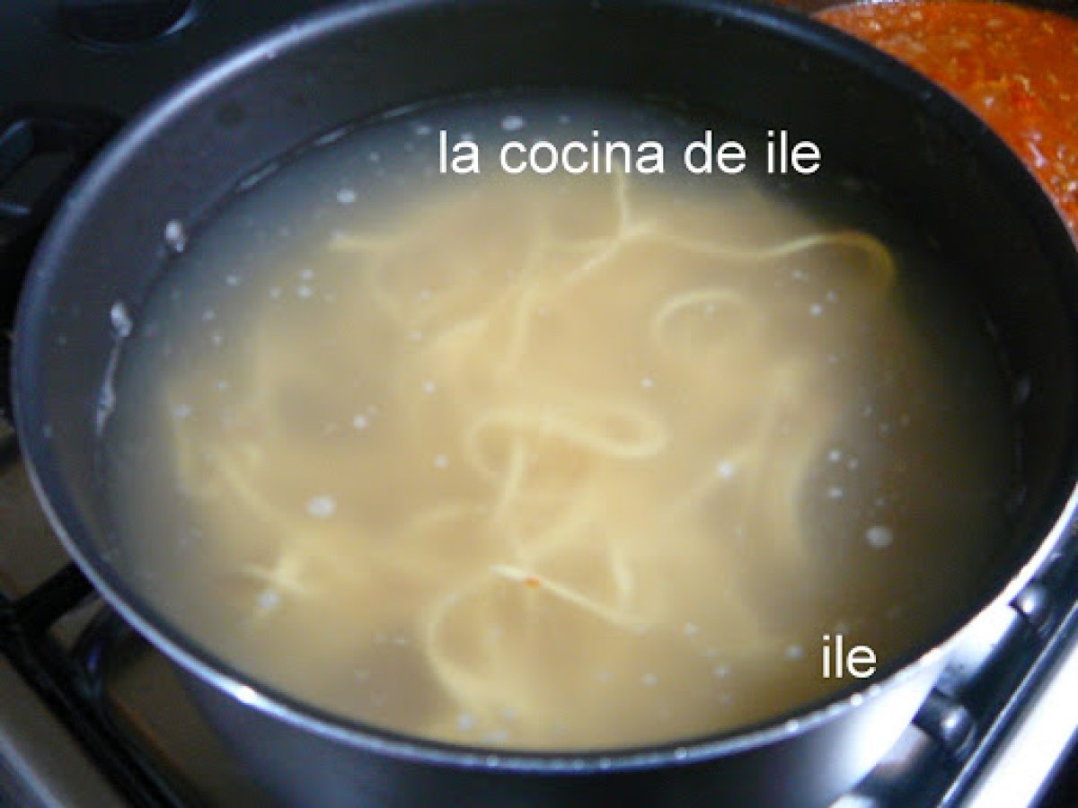 Fideos o tallarines de morrones o pimientos rojos - Receta Petitchef