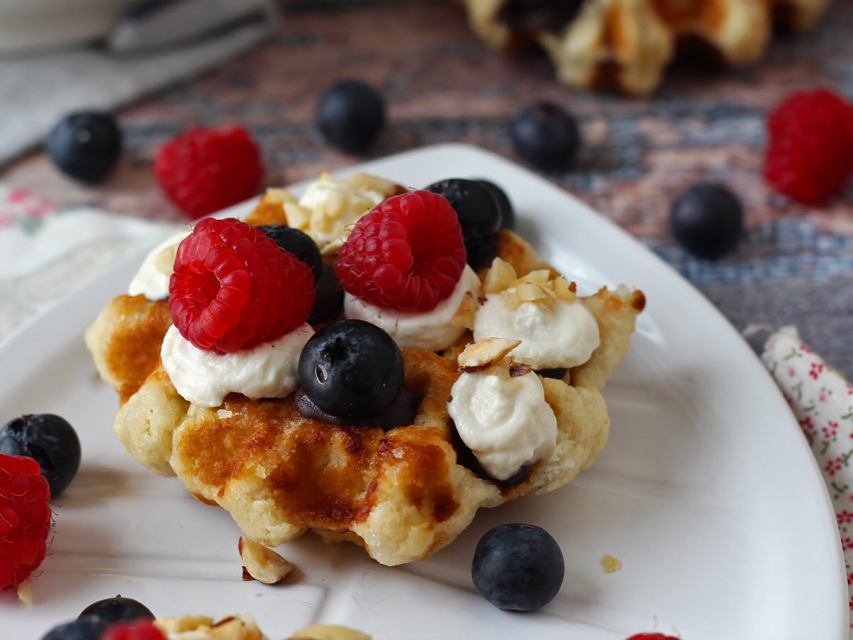 Receta de gofres con fruta, chocolate y nata montada