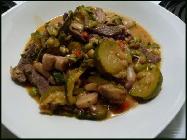Guiso de carne, verduras y lentejas
