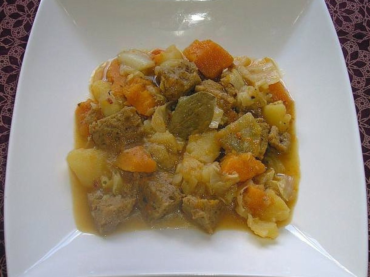 Receta de guiso de seitán, calabaza y repollo saludable