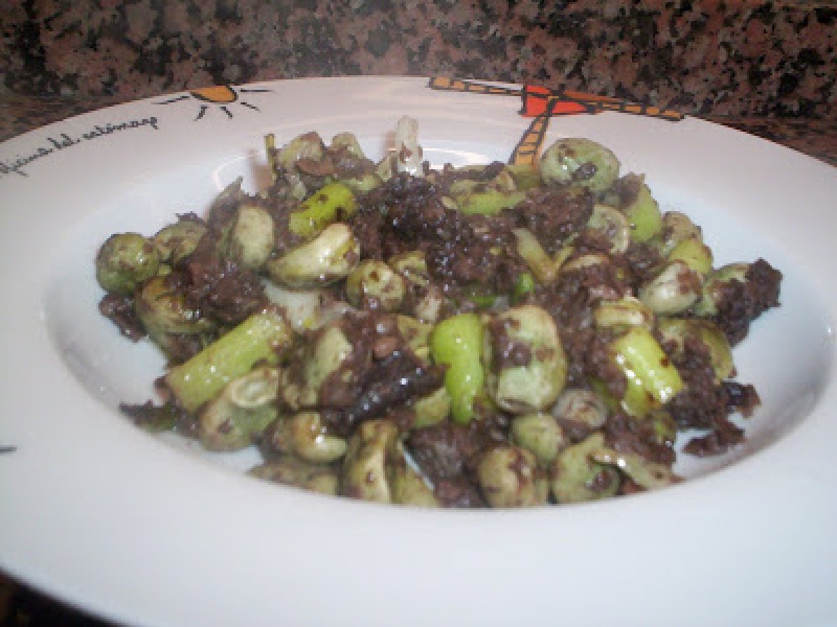 Habitas y ajetes con botifarra negra - Receta Petitchef