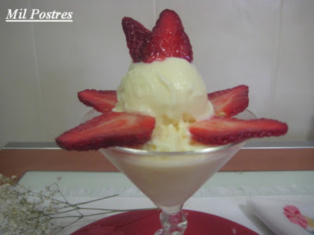 Receta de helado de vainilla con fresas fácil y delicioso