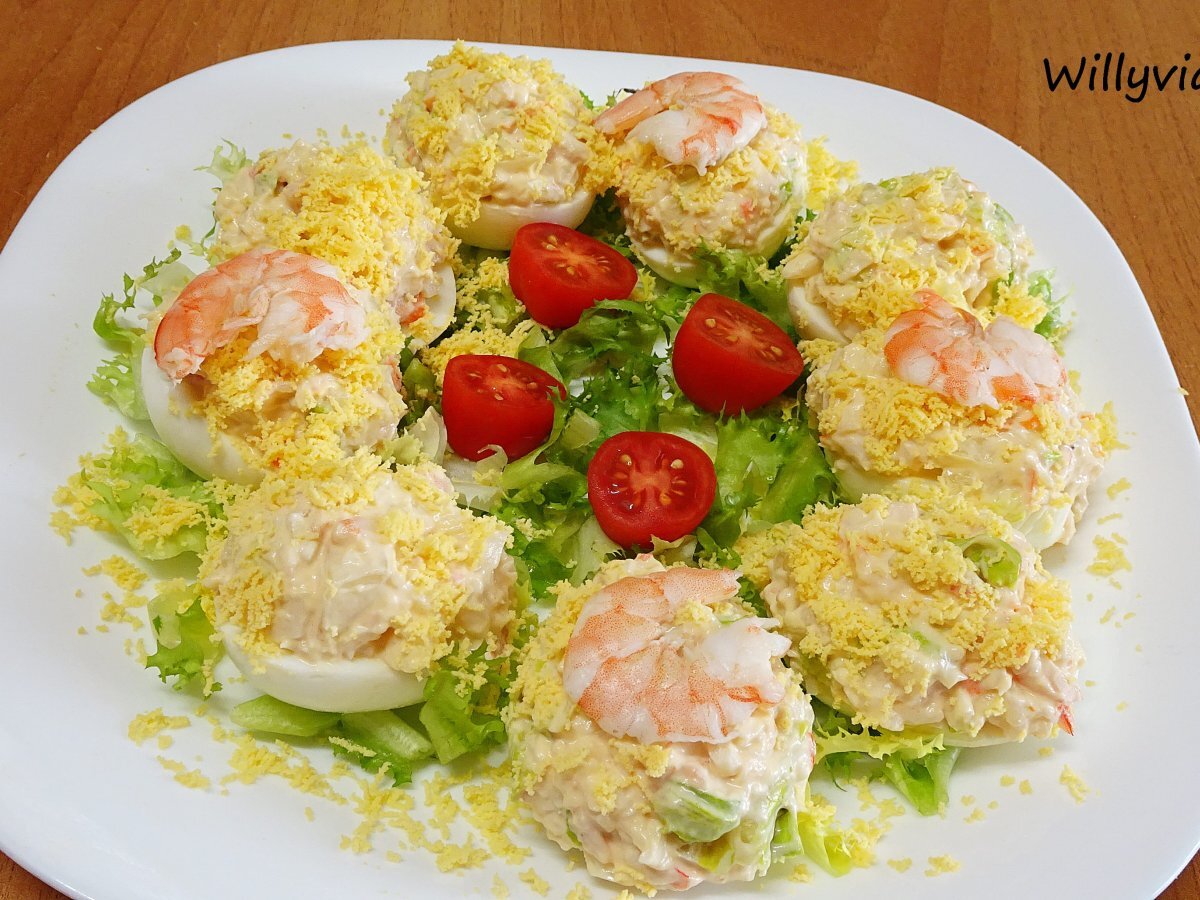 Receta de huevos rellenos de marisco y salsa rosa
