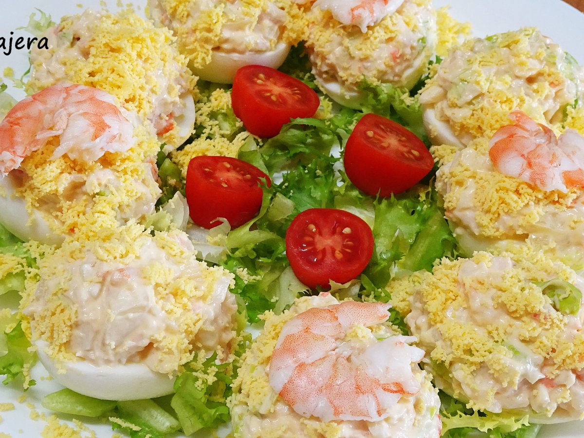 Huevos rellenos de marisco y salsa rosa - Receta Petitchef