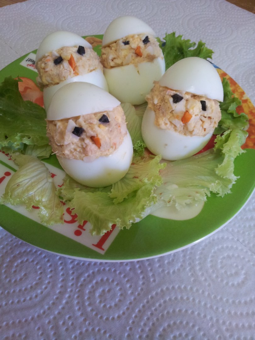 Huevos rellenos: receta fácil de pollitos frescos