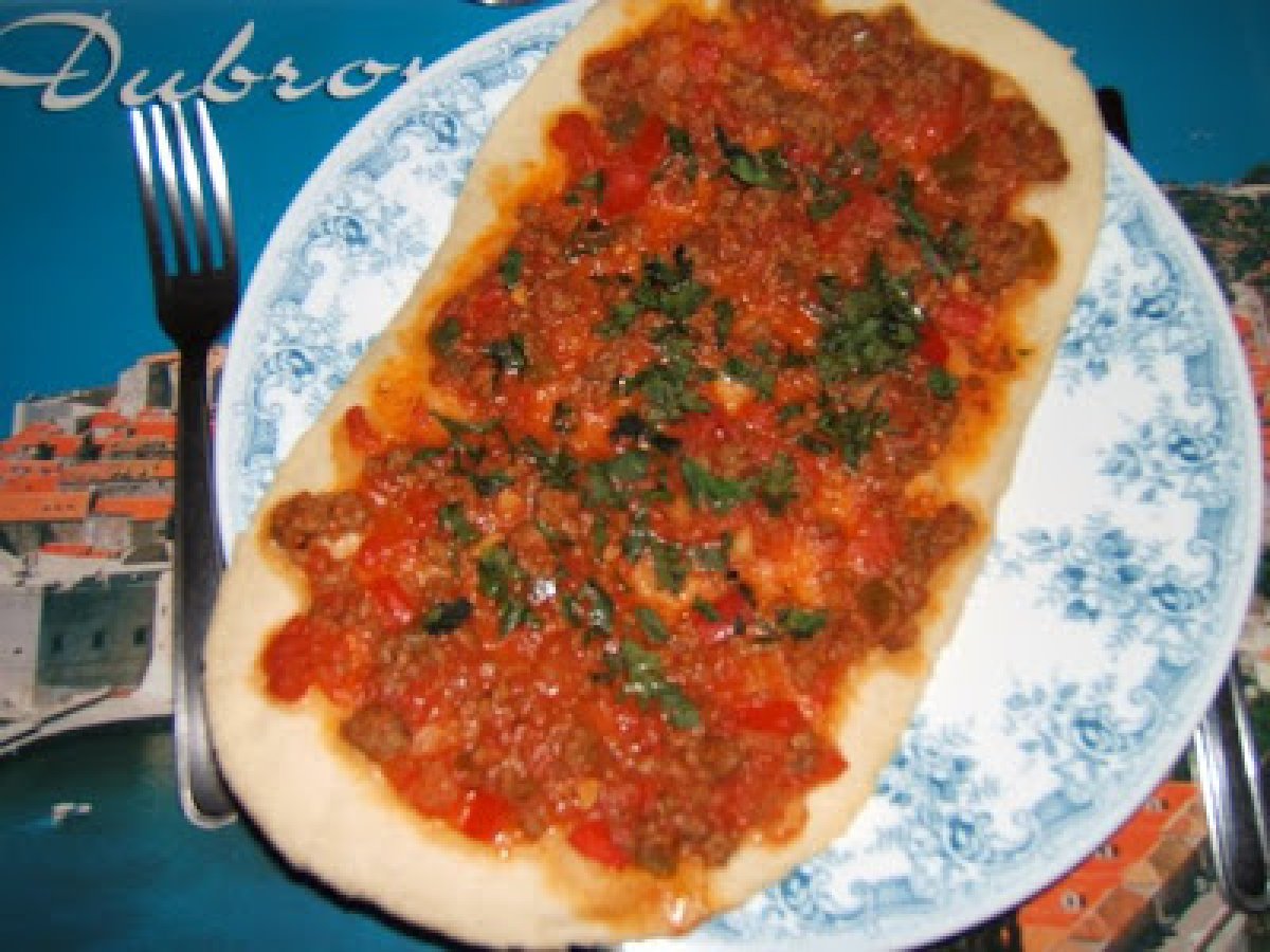 Receta de lahmacun (pizza turca) fácil y deliciosa
