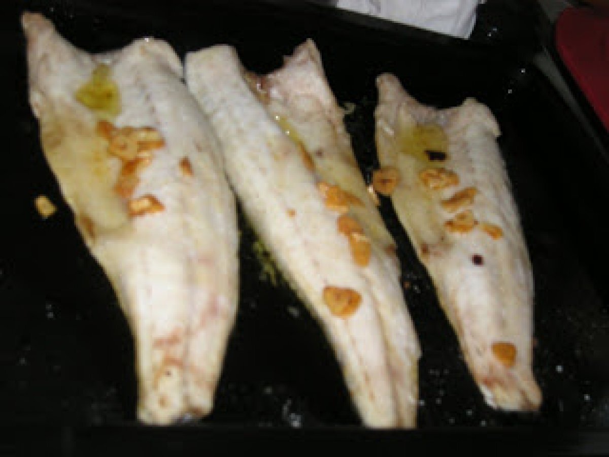 Lubinas a la donostiarra en cama de patatas panadera - Receta Petitchef