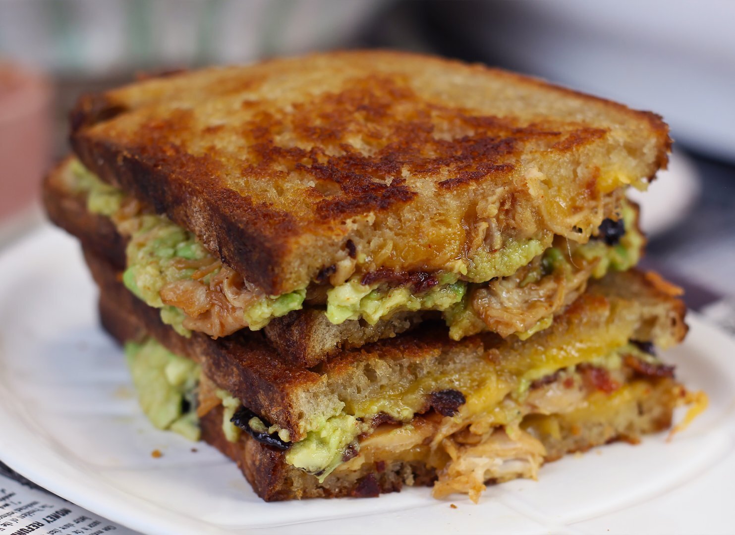 Receta de maxi sándwich de queso: pollo, guacamole y bacon