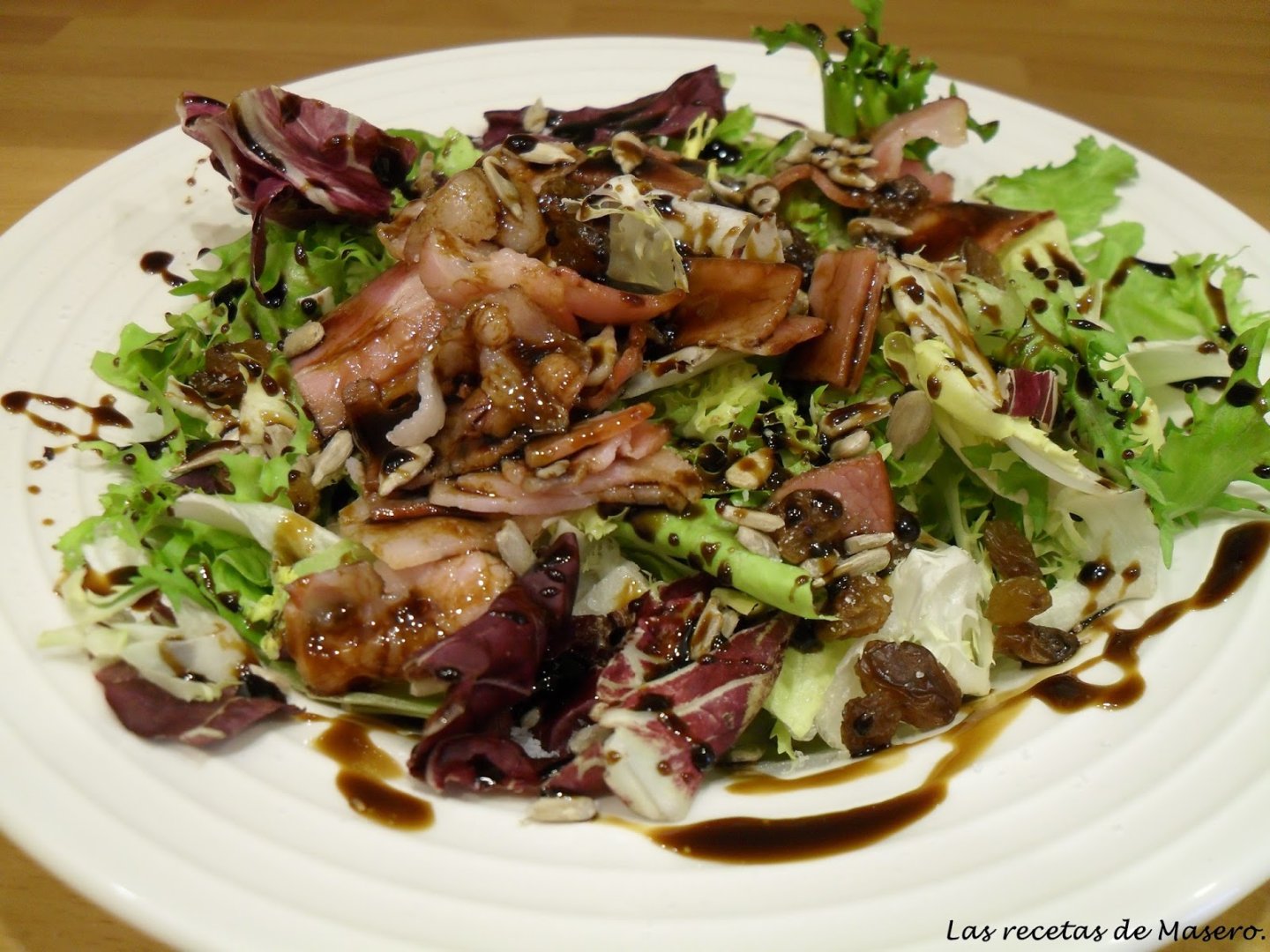 Receta de mezclum de lechugas con beicon y pipas