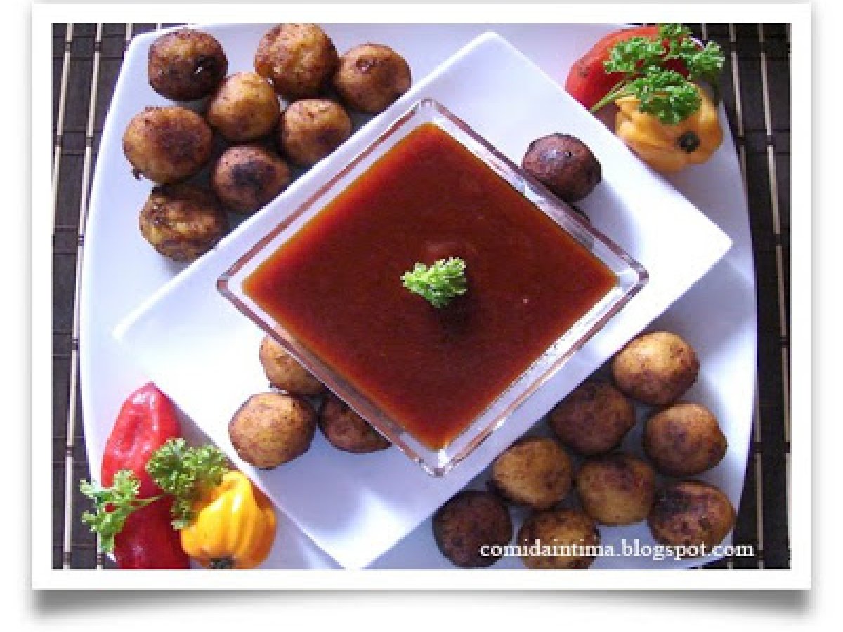 Mini bollos pelones de plátano y cazón con confitura de ají dulce ...