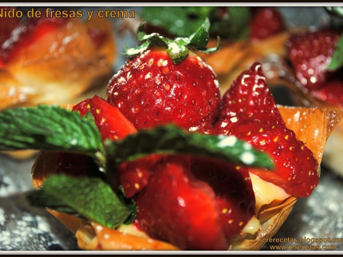 Nidos de pasta filo con fresas y crema receta fácil
