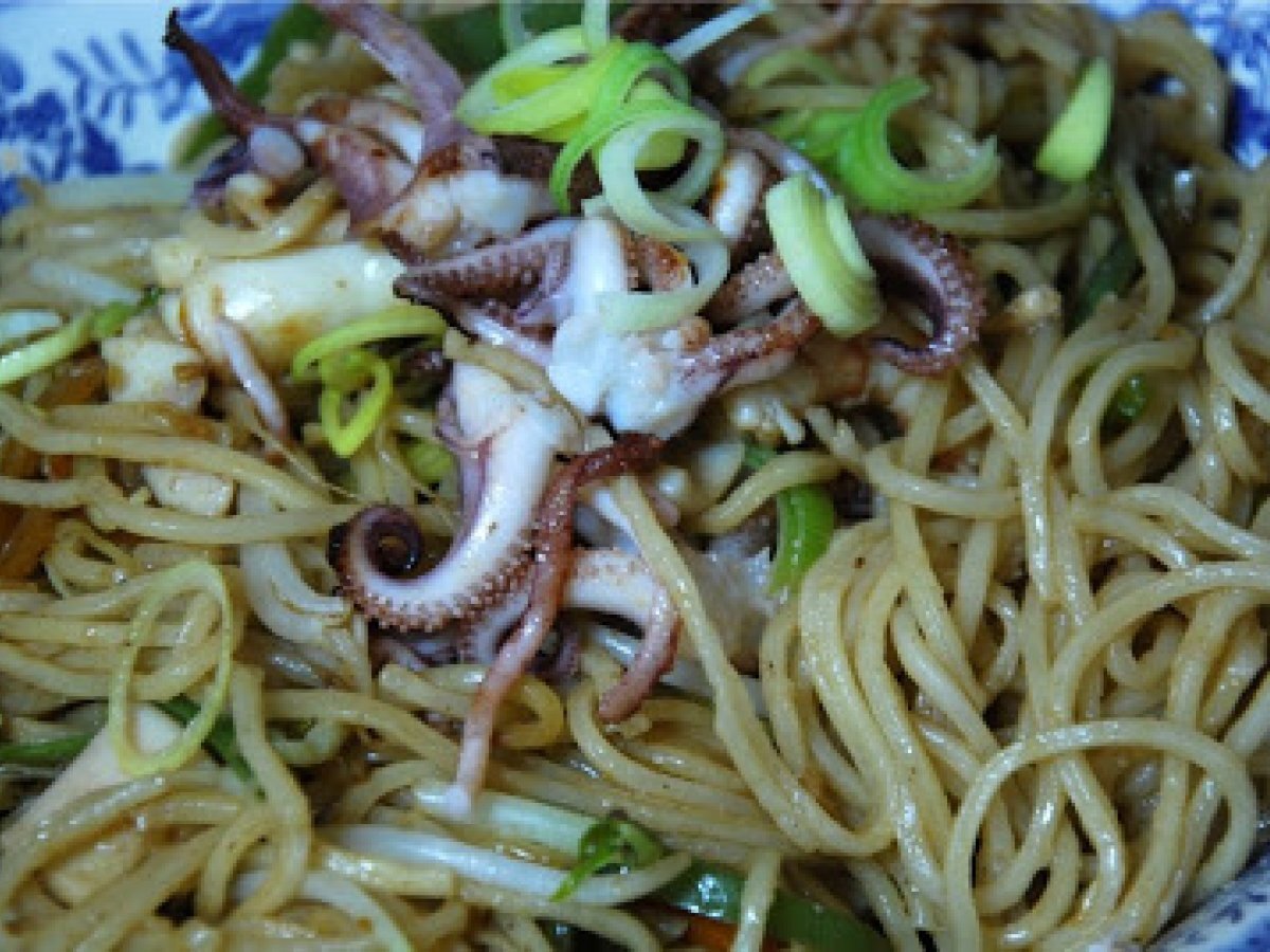 Receta de fideos chinos con pescado fácil y saludable