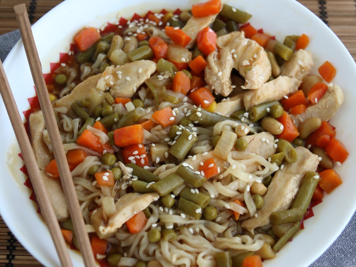 Receta de noodles con pollo y salsa de soja exprés