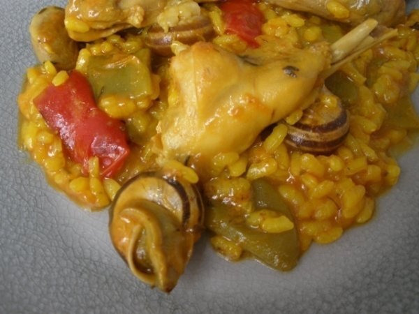 Paella de arroz y conejo con caracoles