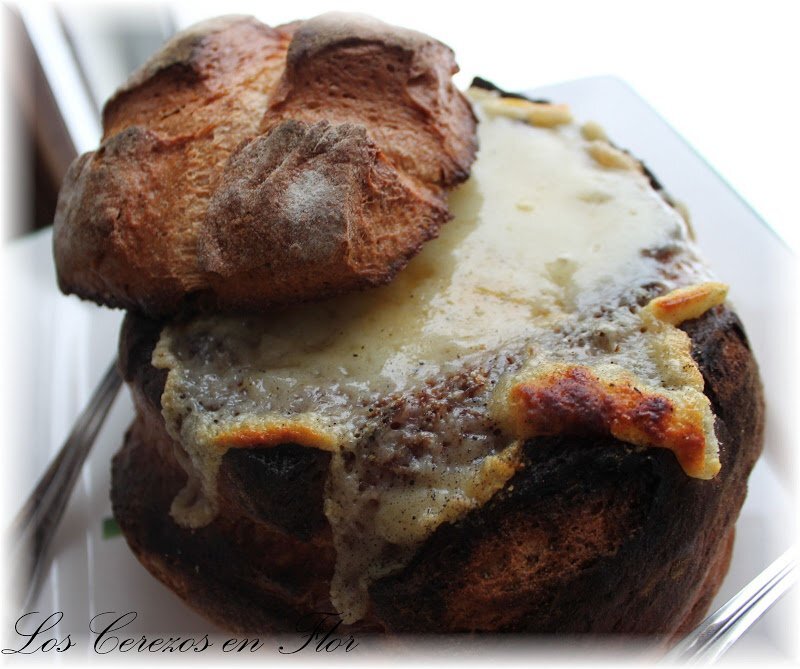 Pan con sorpresa, sopa de cebolla - Receta Petitchef
