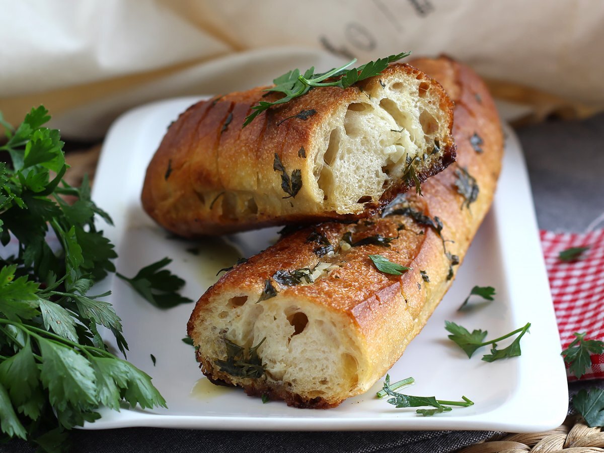 Receta de pan crujiente de ajo y perejil