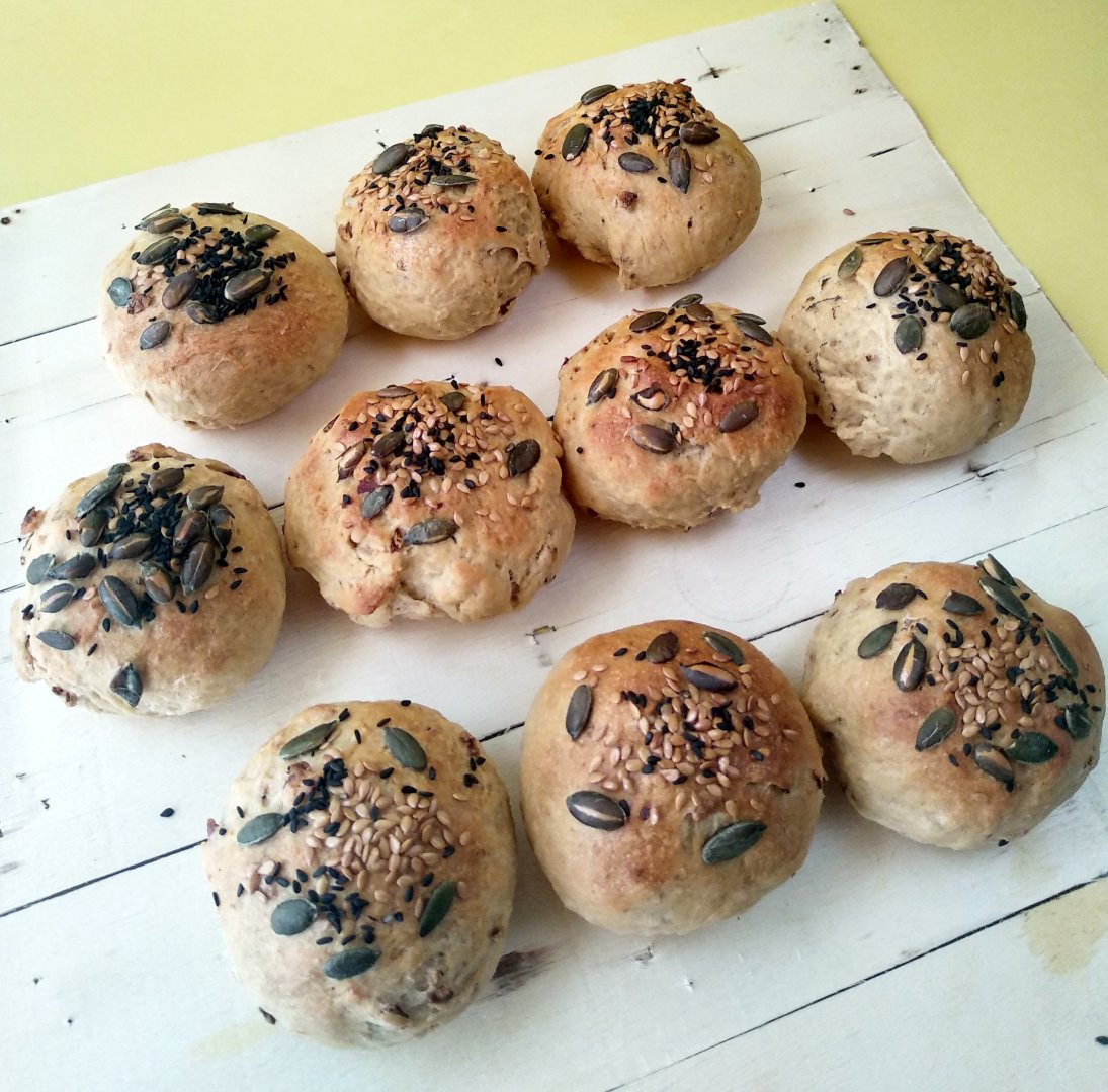 Panecillos de cebolla y semillas {en panificadora} - Receta Petitchef