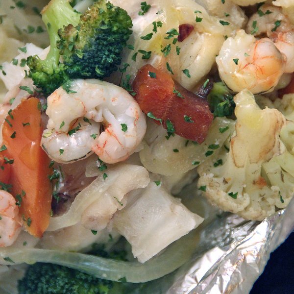 Receta de pescado en papillote con verduras y gambas