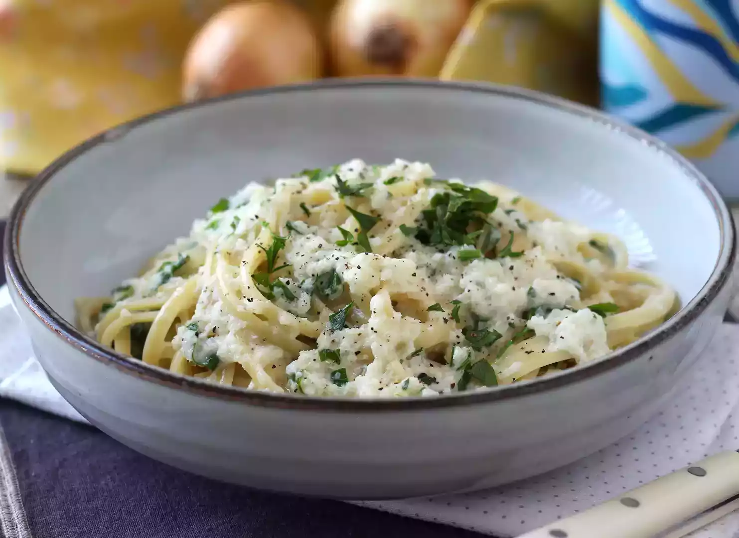 Pasta con crema de cebolla: receta fácil y económica