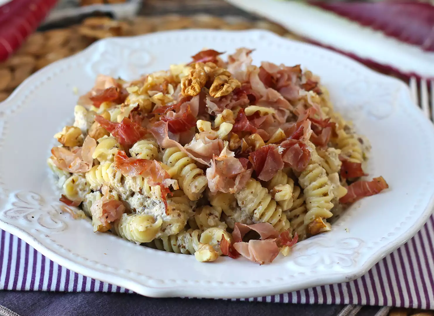 Pasta cremosa con achicoria, bacon crujiente y nueces: receta rápida e ...