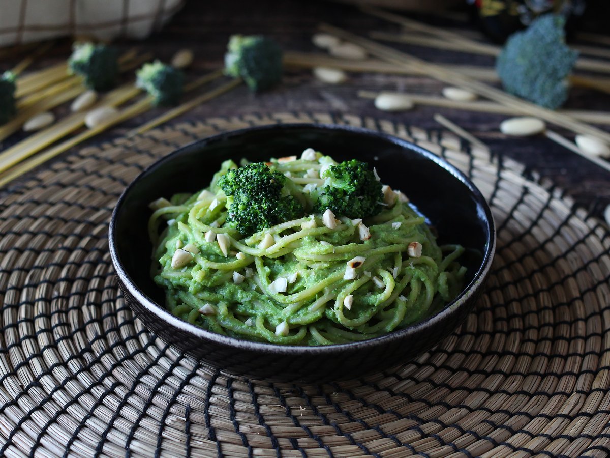 Receta de pasta cremosa con brócoli y almendras