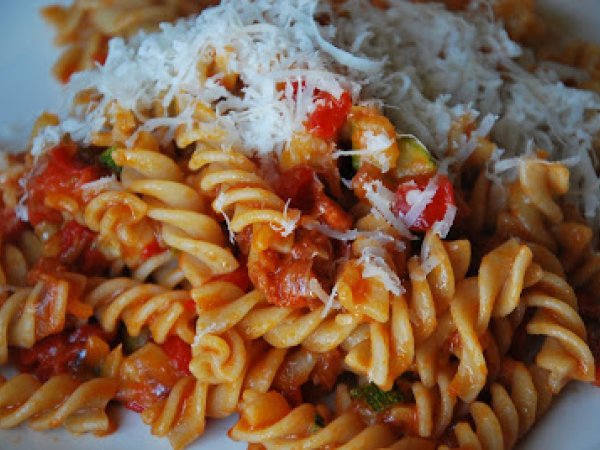 Receta de pasta integral con chorizo y tomate frito