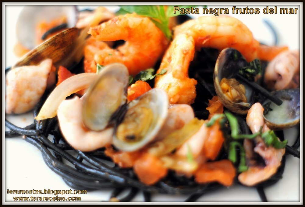 Receta de pasta negra con frutos del mar deliciosa