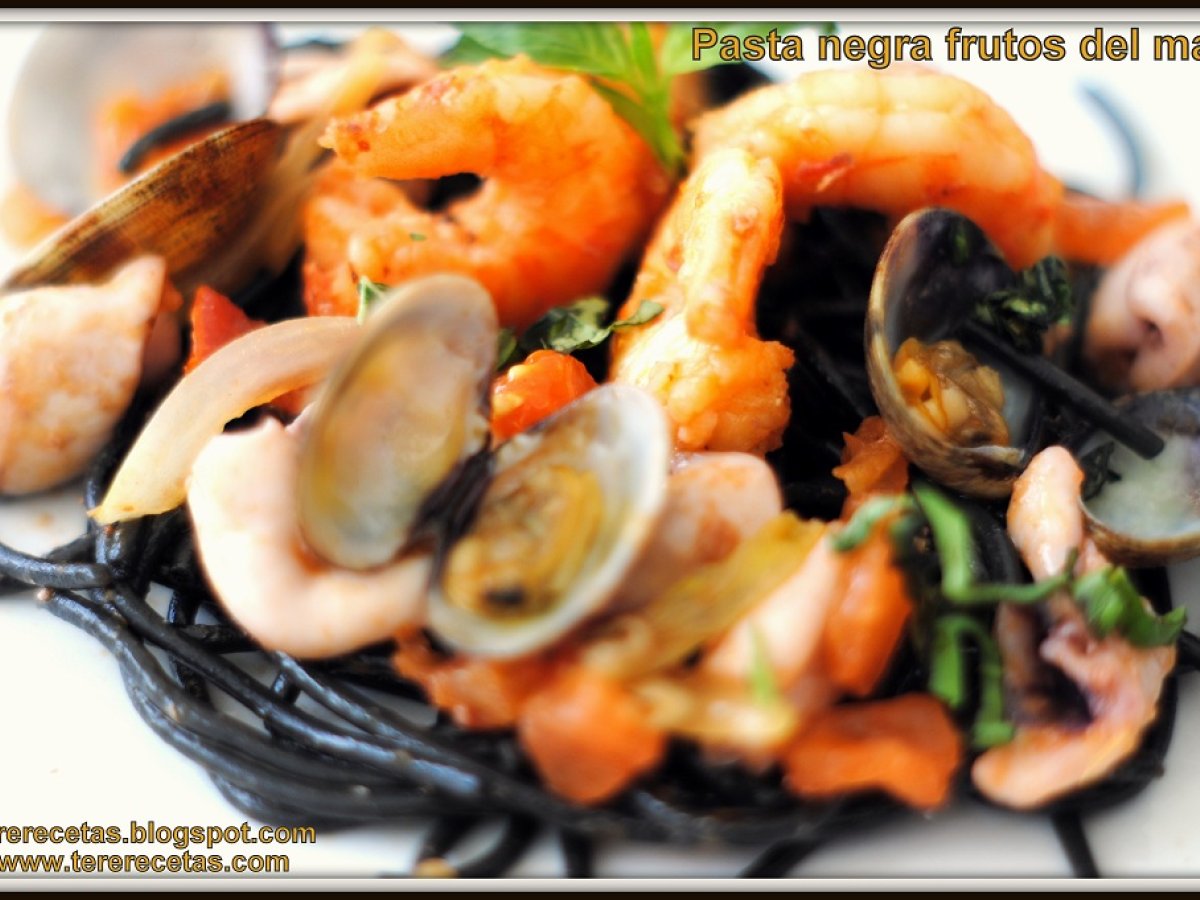 Receta de pasta negra con frutos del mar deliciosa