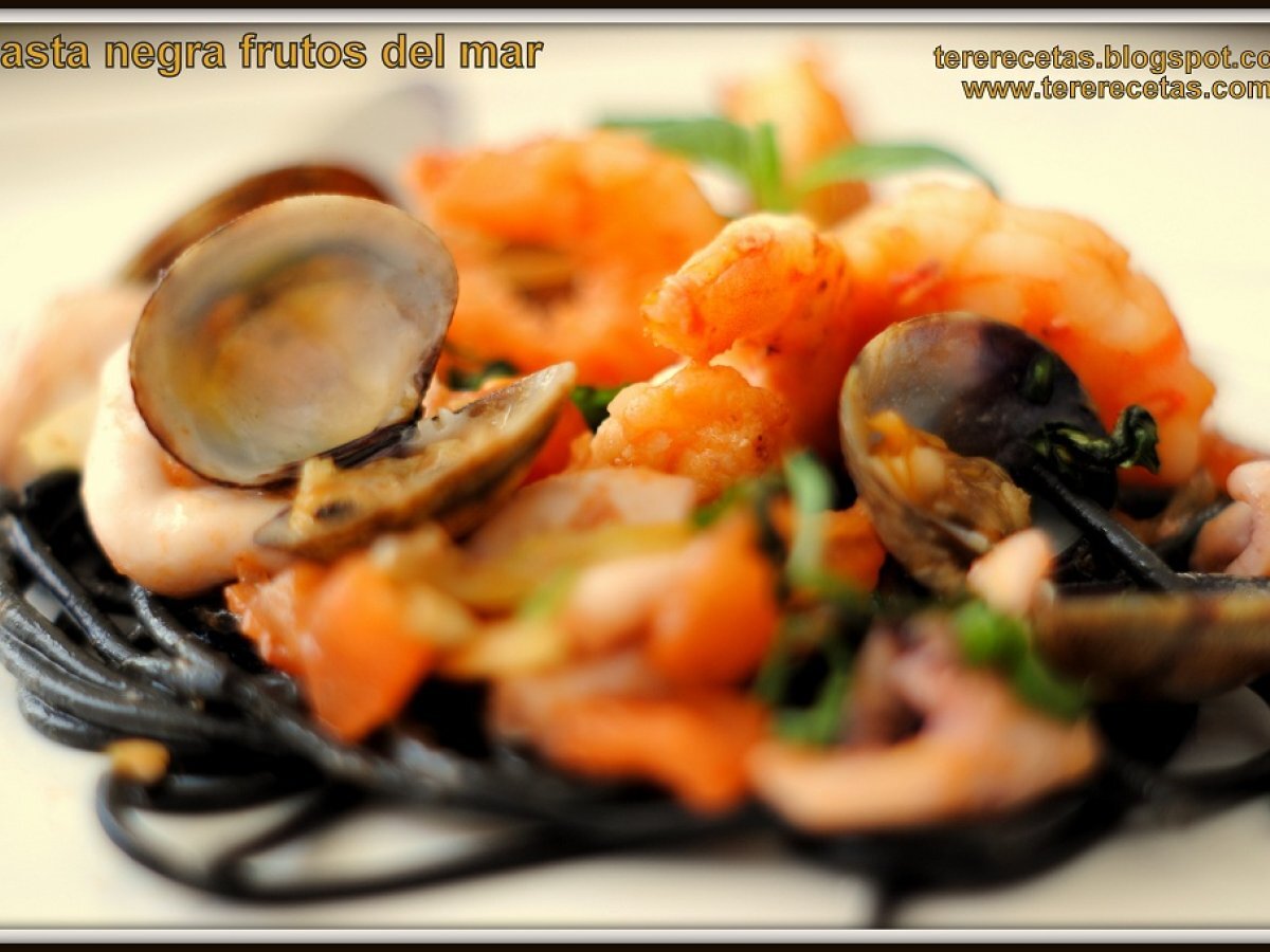 Receta de pasta negra con frutos del mar deliciosa