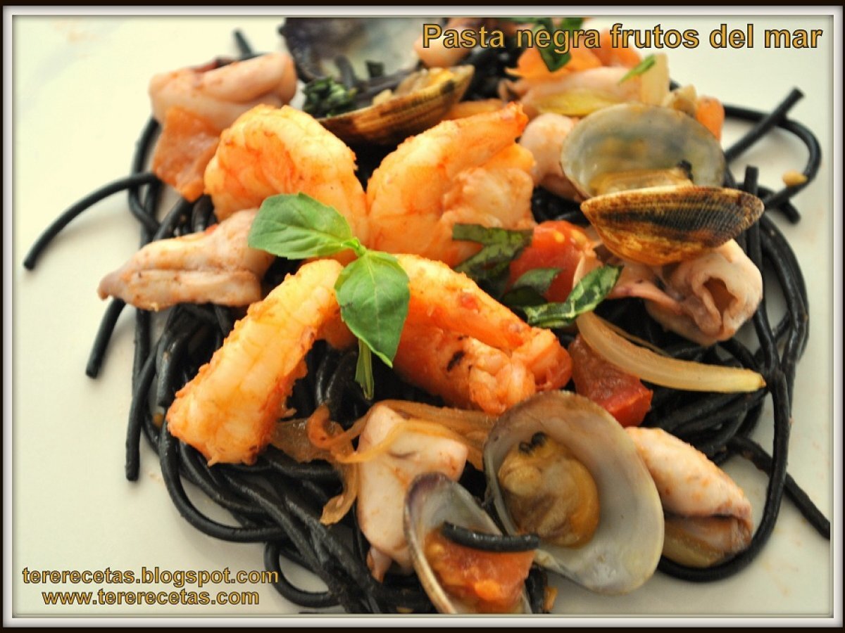 Receta de pasta negra con frutos del mar deliciosa