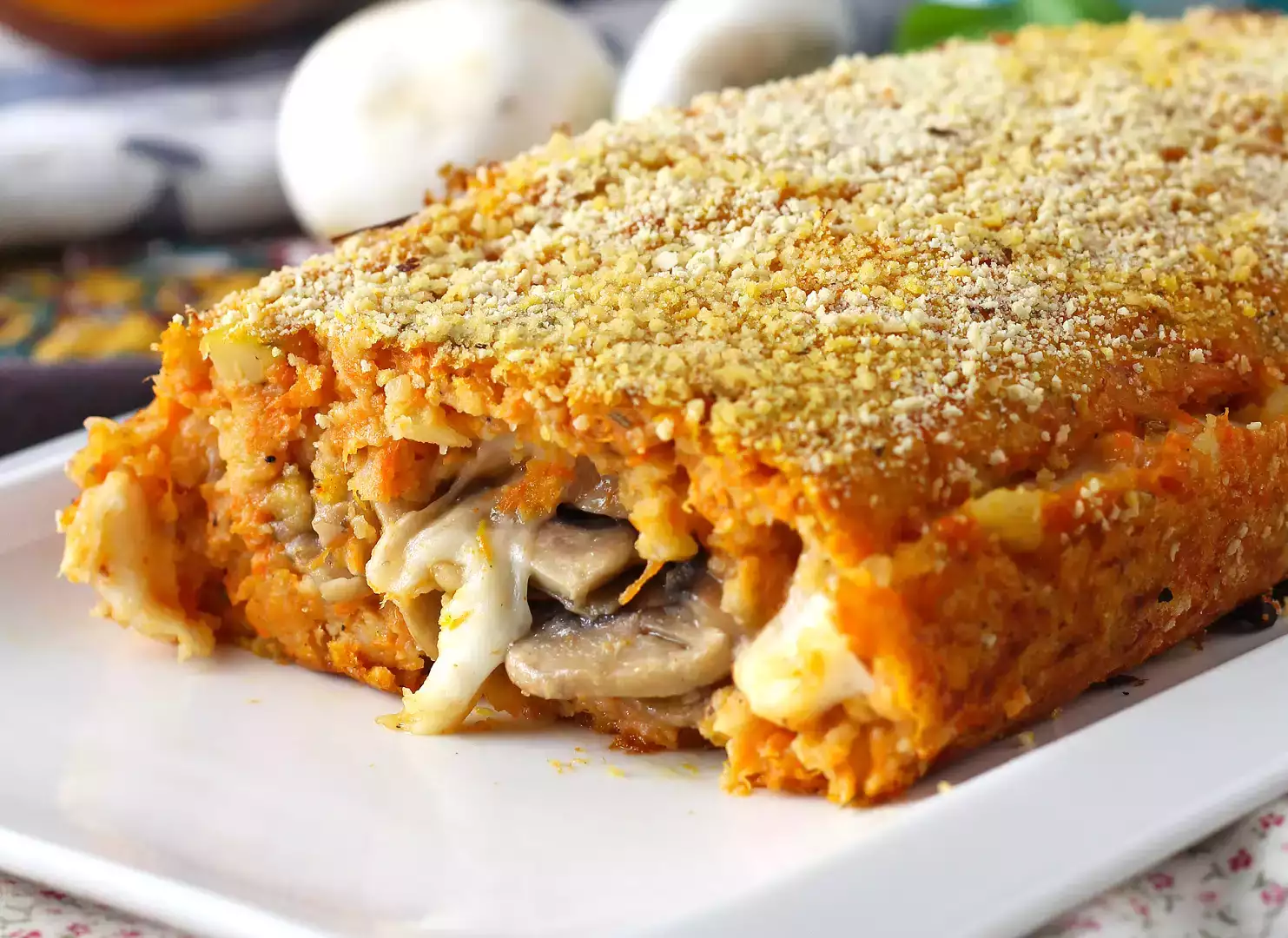 Pastel de calabaza con champiñones y queso, jugoso, fundente y crujiente
