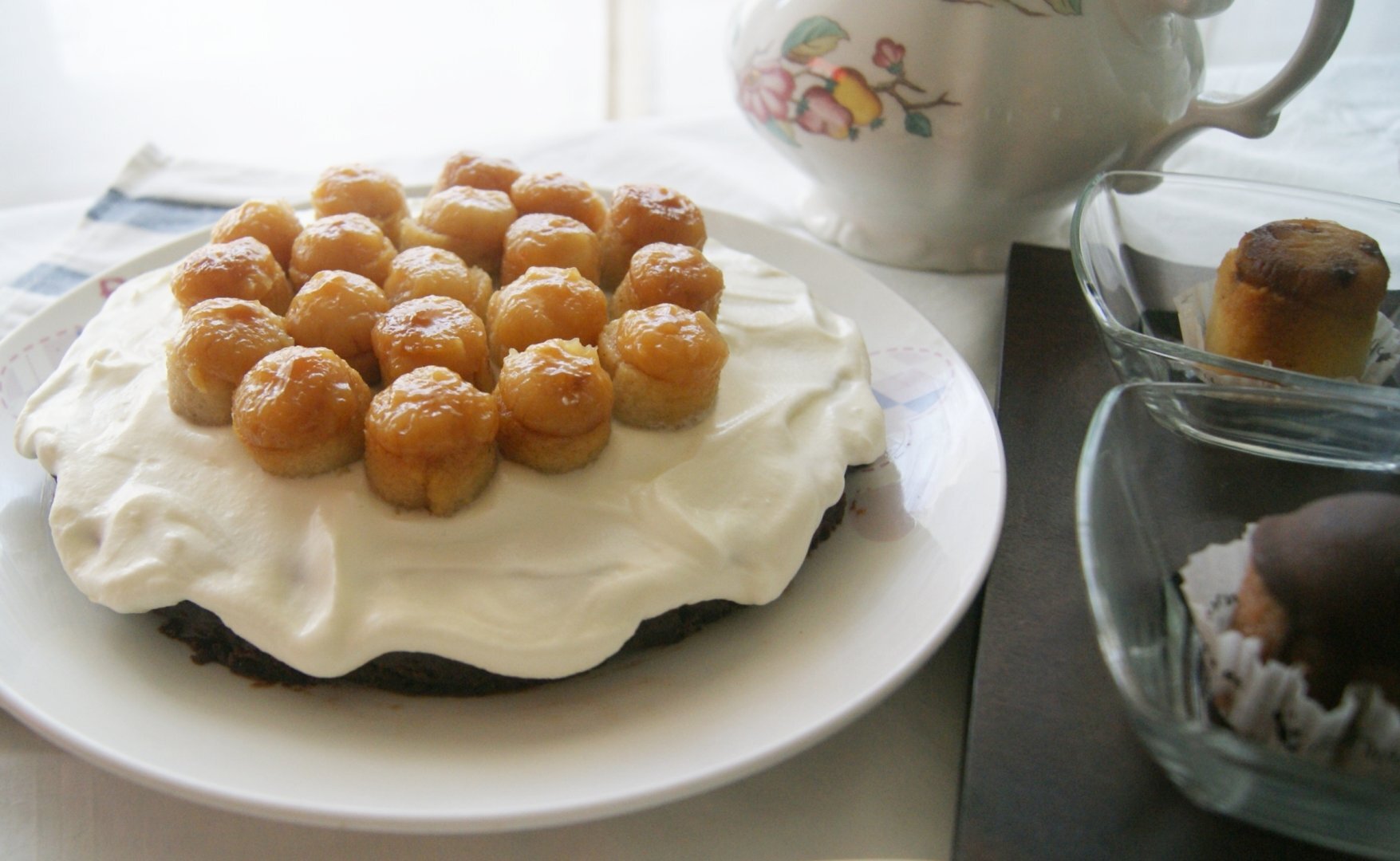 Pastel de chocolate, frosting de queso y mini piononos - Receta Petitchef