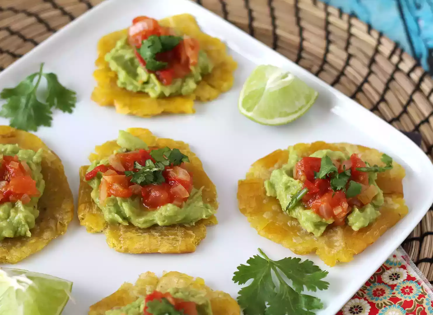 Receta de patacones con hogao y guacamole
