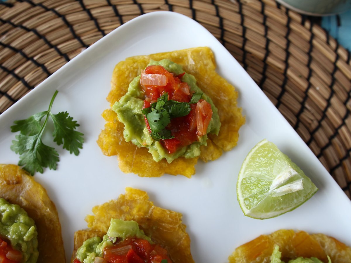 Patacones con hogao y guacamole - Receta Petitchef
