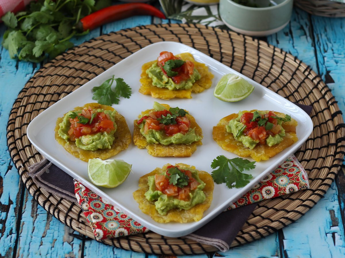 Receta de patacones con hogao y guacamole