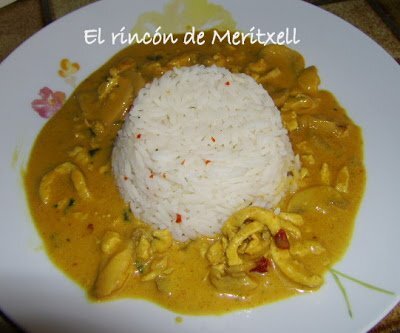 Pechuga de pollo con salsa de coco y curry