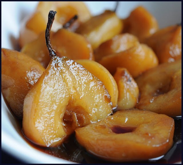 Receta de peras cocidas con sirope de oporto y caramelo