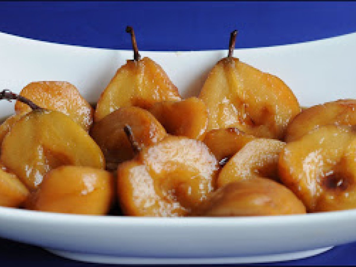 Receta de peras cocidas con sirope de oporto y caramelo