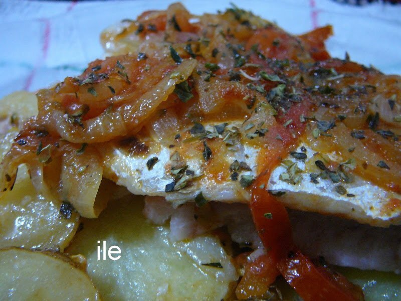 Pescado, papas, cebollas y tomate - Receta Petitchef