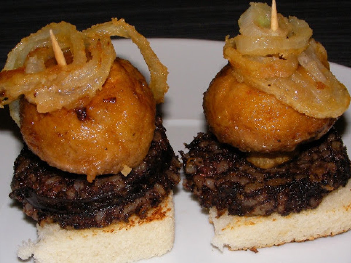 Receta de pincho de champiñón con morcilla de burgos