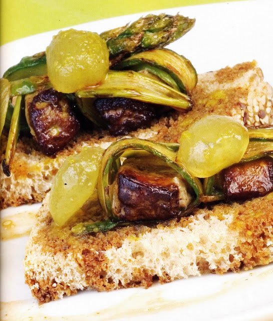 Pinchos de espárragos trigueros con salsa de uva - Receta Petitchef