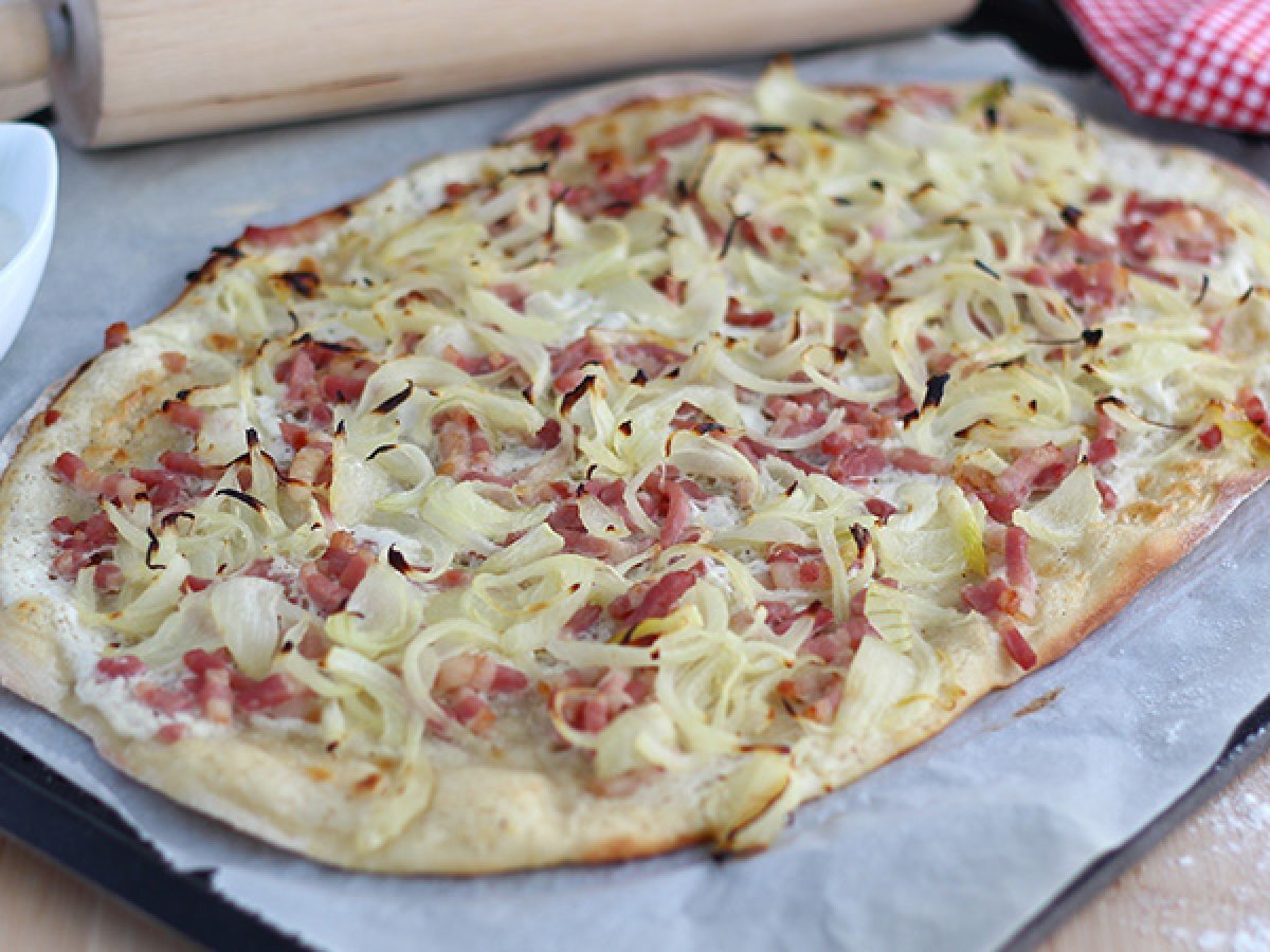 Receta de pizza carbonara con bacon y cebolla
