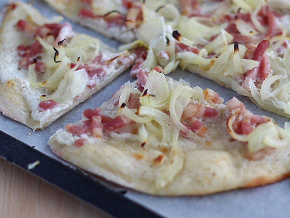 Receta de pizza carbonara con bacon y cebolla