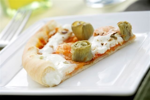 Receta de pizza con borde relleno, alcachofas y gambas
