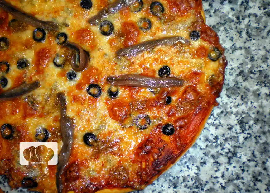 Receta de pizza de anchoas con salsa de nueces y gorgonzola