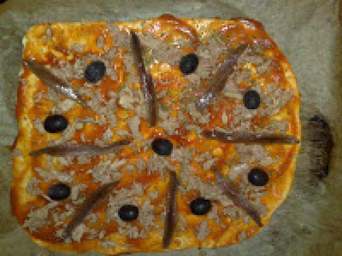 Receta de pizza de atún con anchoas fácil y deliciosa