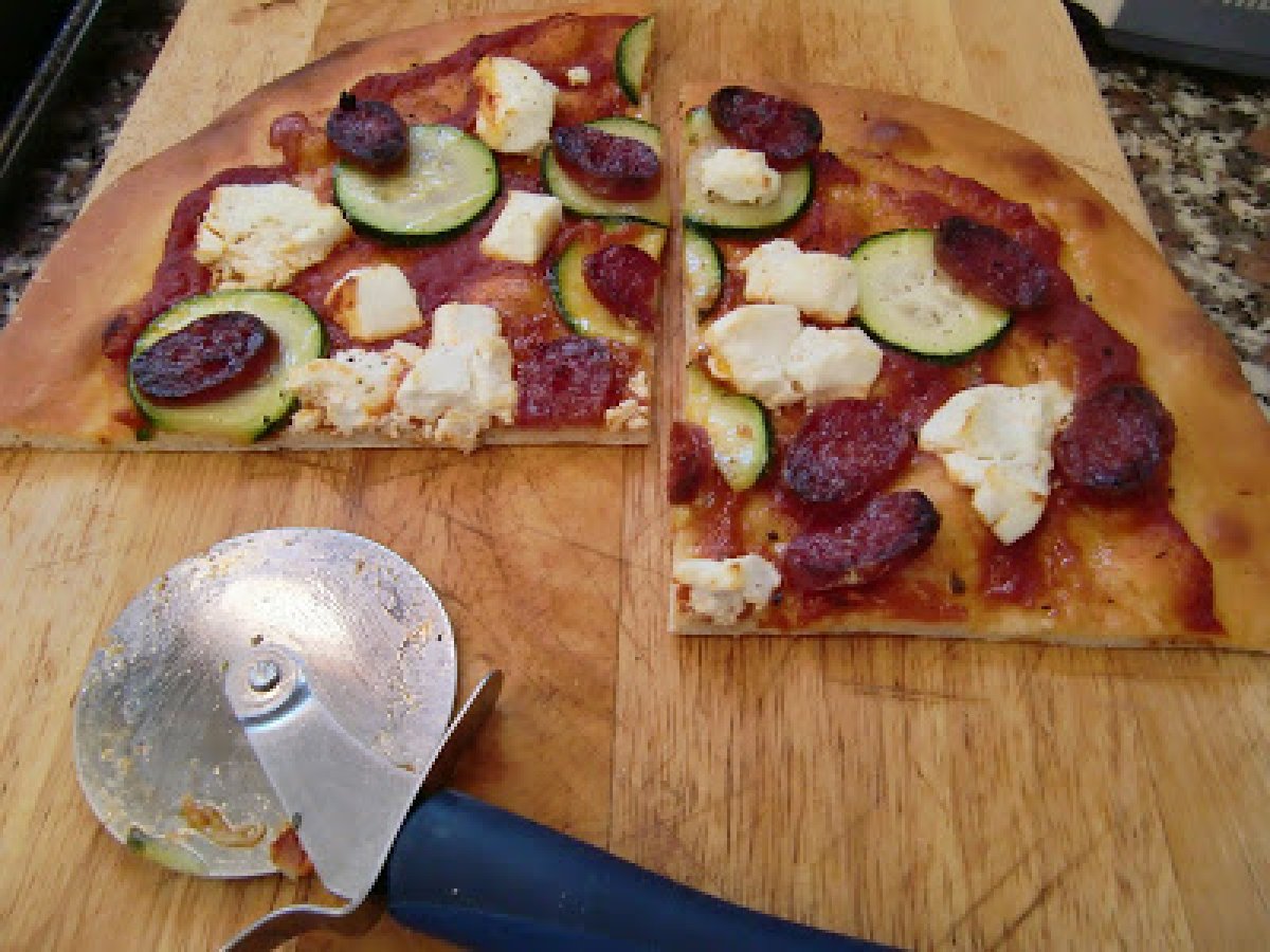 Pizza de espetec, calabacín y queso de cabra - Receta Petitchef