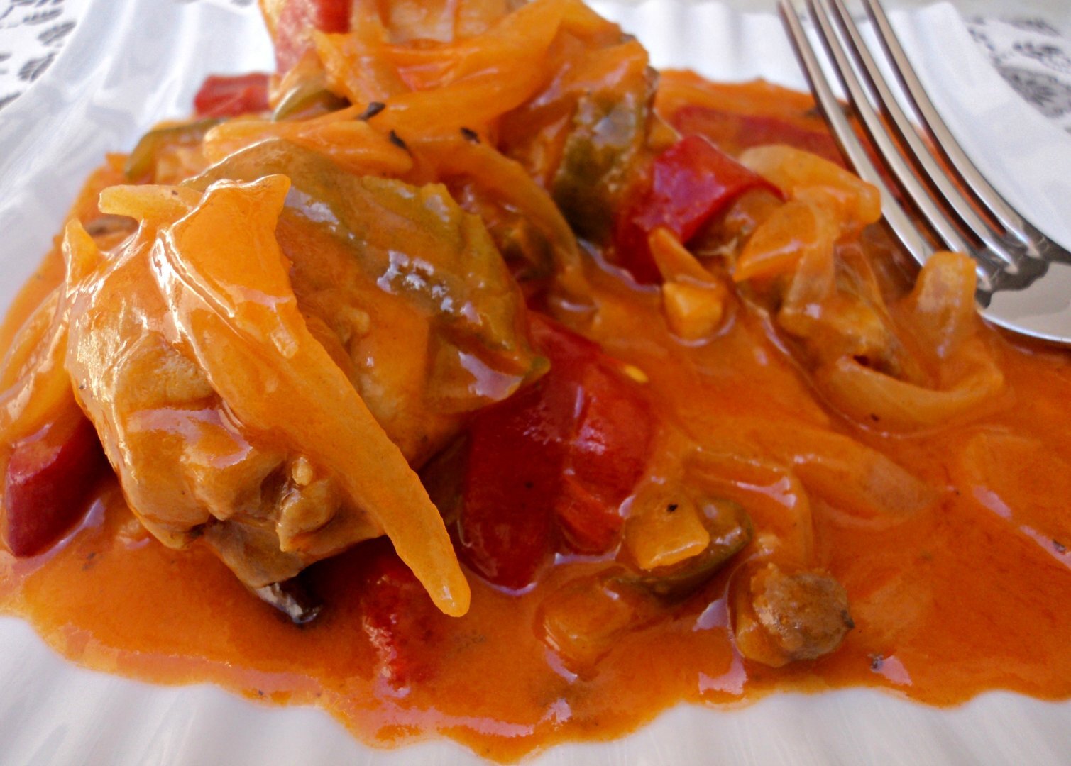 Receta fácil de pollo al chilindrón y verduras deliciosa